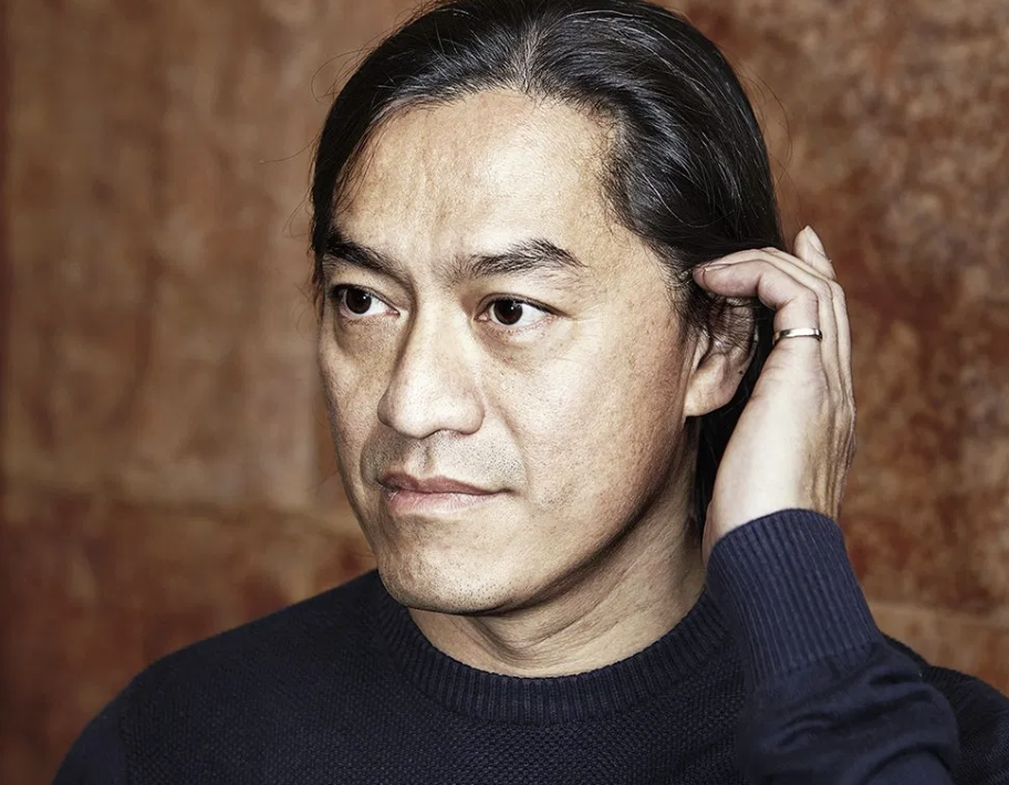 Acquisition et partenariats techniques, Akio veut rester dans la course ...